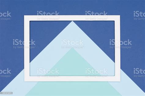 추상적인 기하학적 평면 파스텔 블루을 터키석 색깔 종이 배경 빈 그림 프레임을 모의 미니 기하학과 대칭 템플릿 0명에 대한 스톡