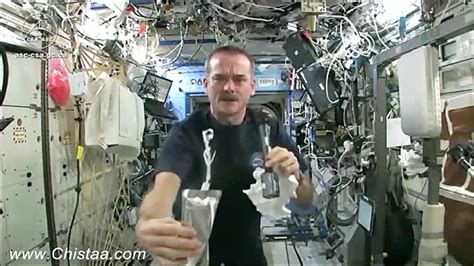 در بی وزنی آب لباس خیس چه جوری ریخته می شه؟