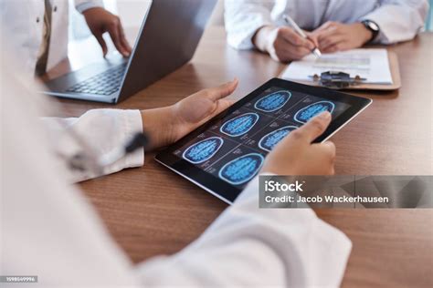 의사 태블릿 화면 및 뇌 스캔 Mri 암 종양 결과 및 디지털 엑스레이 데이터에 대한 컨설팅을 받는 사람의 손 근접 촬영 팀워크