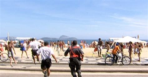 Bom Dia Brasil Arrastões assustam banhistas em feriado praias