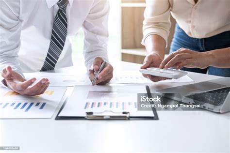 파트너 재무 및 회계 개념과의 비즈니스 만들기 대화 및 비즈니스 전략 기획에 대한 회의 프레젠테이션에 대한 비즈니스 리더 팀 회의 그룹 계약서에 대한 스톡 사진 및 기타