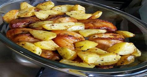 Frango Assado Com Batatas E Maionese Saboroso E Fácil De Fazer