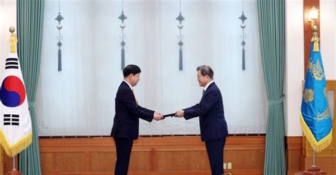 구윤철 국조실장에게 임명장 수여하는 문재인 대통령