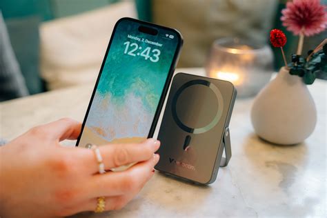 Charge N Go Wireless Power Bank With Stand Magnetic Wireless Mah Green Verbatim