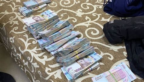 На кордоні з Румунією затримали чоловіка який ховав під одягом 2