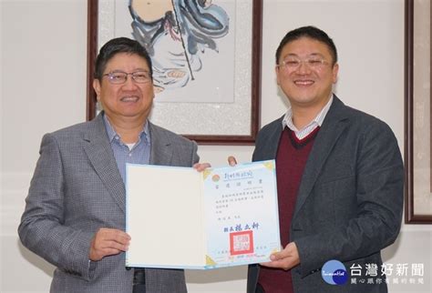 楊文科頒發峨眉鄉農會總幹事陳冠義當選證書 勉勵繼續為地方做事 Enews新聞網
