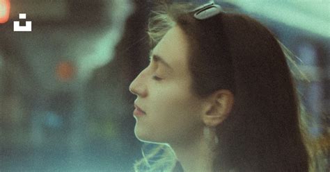 밤에 버스 앞에 서 있는 여자 사진 Unsplash의 무료 얼굴 이미지