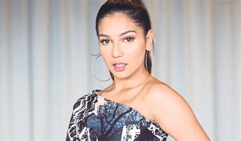 24 Elisya Sandha Terpopuler