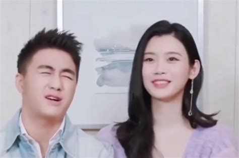 奚梦瑶何猷君在车库疑似吵架，男方皱着眉头用力甩手凤凰网视频凤凰网