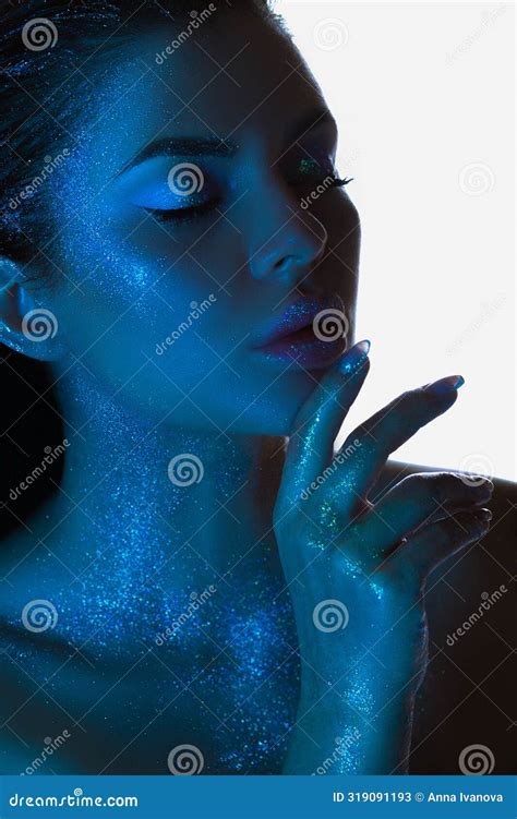 Mujer Con Polvo Azul En Su Cara Creando Una Apariencia Vibrante Y