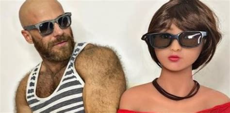 Se Casó Con Una Muñeca Inflable Se Le Pinchó Y Compró Otra Dos Para