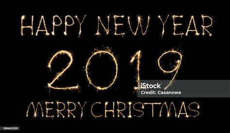 행복 한 새 해 2019 메리 크리스마스 텍스트 손수 작성 반짝 불꽃놀이 12월 31일에 대한 스톡 사진 및 기타 이미지