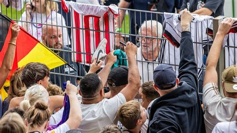 Rund 7000 Fans Feiern Dfb Team Nach Ungarn Sieg Beim Training Fußball