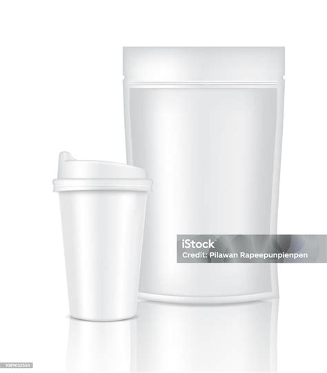 현실적인 커피 화이트 컵 포장 제품 및 가방 향 주머니 배경 일러스트를 모의 0명에 대한 스톡 벡터 아트 및 기타 이미지 0명 3차원 형태 가방 Istock