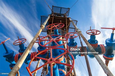 가스 우물 코일 튜브 설치 가스 구멍 스팟 방지제의 정밀 검사 석유 가스 산업 그룹 웰헤드 및 밸브 뼈 가스 밸브 고압의 가스 우물 0명에 대한 스톡 사진 및 기타 이미지