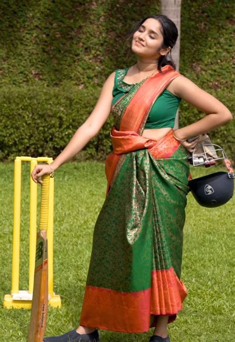 சேலையில் கிரிக்கெட் விளையாடி அசத்தும் நயன்தாரா ரீல் மகள் அனிகா