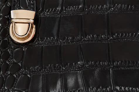 클로즈업 텍스처와 정품 가죽에서 블랙 핸드백의 파충류 골드 자물쇠의 피부 아래 양각 쇼핑 제조 라이프 스타일의 개념 가방에 대한 스톡 사진 및 기타 이미지 Istock