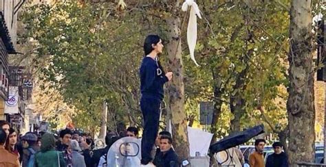 El Régimen De Irán Condenó A Un Año De Cárcel A Una Joven Que Se Quitó