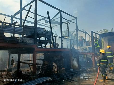 ကော့ကရိတ်မြို့၌ ဘုရားစင်တွင် ဖယောင်းတိုင်မီးဖြင့် ဘုရားမီးပူဇော်ရာမှ နေအိမ်မီးလောင