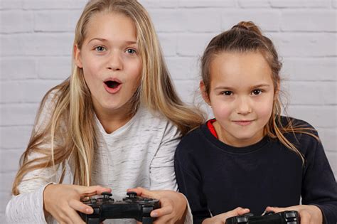 코로나바이러스 검역 중 어린이 Y 활동 자매는 함께 집에서 비디오 게임을 가족에 대한 스톡 사진 및 기타 이미지 가족 격리 교습 Istock