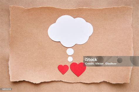 빨간 하트와 말풍선이 있는 엽서가 종이 아트 스타일로 되어 있다 연애 편지 인사말 카드 초대장 모형 0명에 대한 스톡 사진 및 기타 이미지 Istock