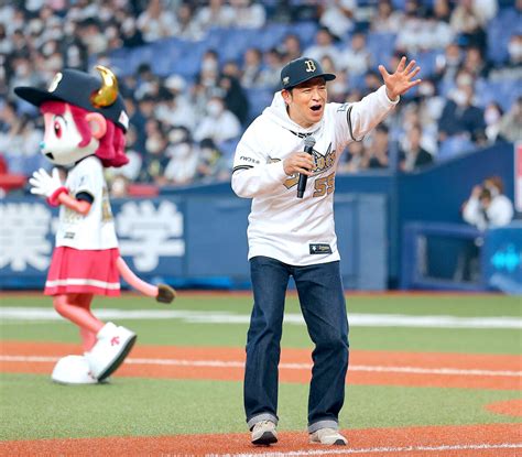 【オリックス】ますだおかだ・岡田圭右が特別始球式 得意？のすべり芸に「無観客じゃないですよね？」 スポーツ報知