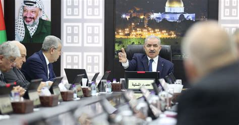 عباس يقبل استقالة حكومة اشتية ويكلفها بتصريف الأعمال الخليج أونلاين