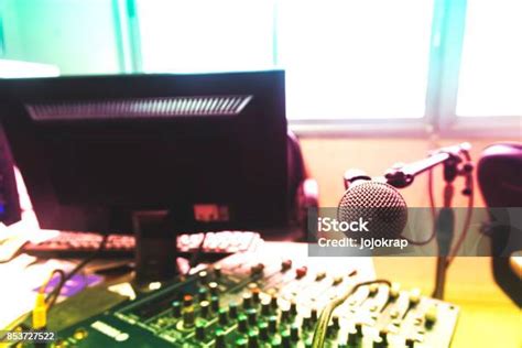 마이크 고 사무실 책상에 오디오 녹음 장치 사진 필터 색입니다 Dj에 대한 스톡 사진 및 기타 이미지 Dj 공학 기업