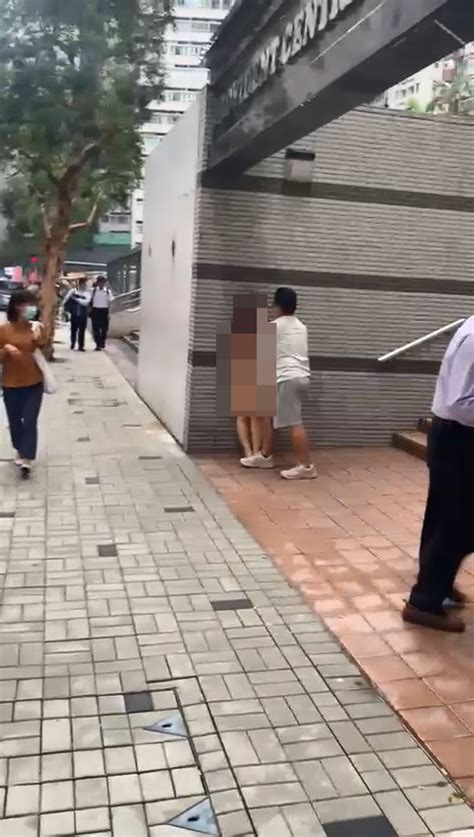 有片｜長髮裸女大鬧北角 跣腳撻親屁股落地 施頭槌與中年漢爆粗糾纏 星島日報
