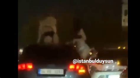 İstanbul da kıyafetlerini çıkaran 2 kadın akan trafikte aracın üstünde