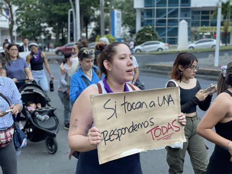 Manifestación Por El 25n En Panamá