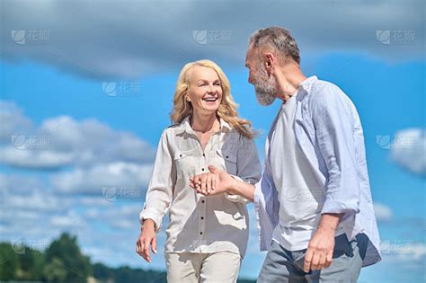 快乐快乐的男女在大自然中散步