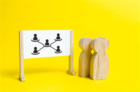 세 사람은 회사의 직원 들의 계층 구조를 이미지 하 여 화이트 보드 근처에 서 있습니다 비즈니스 및 인적 구조 분석 및 최적화의 개념입니다 데뷔 0명에 대한 스톡 사진 및