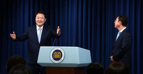홍철호 신임 정무수석 직접 소개하는 윤 대통령