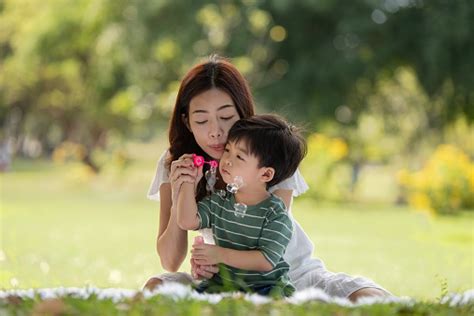 아시아 가족 데 재미 어머니 과 그녀의 아들 재생 와 비누 거품 에 함께 공원 2명에 대한 스톡 사진 및 기타 이미지 2명