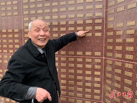 遺體器官捐獻者紀念碑前，九旬老人緬懷亡妻，「以後我的名字也會出現在這裡」 每日頭條