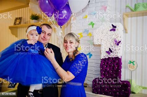 아버지와 어머니의 손에 파란 드레스에 귀여운 작은 아기 소녀 1 년 생일 가족에 대한 스톡 사진 및 기타 이미지 가족