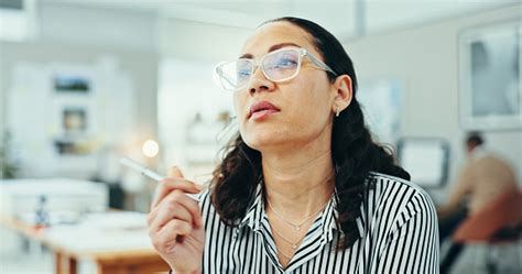 생각 안경 및 비전은 디자인 제안 프로젝트 관리 및 계획을 위해 사무실에서 비즈니스 우먼과 함께합니다 검토를 위해 크리에이티브 에이전시에 있는 사람과 함께 성찰 해결 및