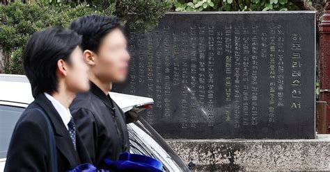 가운 손에 들고 히포크라테스 선서 지나치는 졸업생들