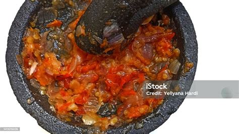 삼발 바왕을 만드십시오 재료가있는 인도네시아 전통 요리 양파 샬롯 소금 설탕 칠리 후추 모르타르 또는 코벡에 혼합 Sambal