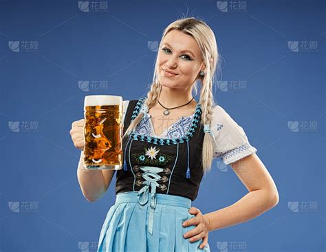 金发德国女孩喝啤酒