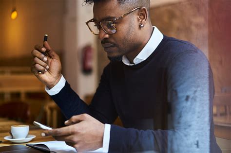 식당 내부에서 개발 건물 프로젝트에서 작업 하는 집중된 숙련 된 건축가의 이미지를 잘립니다 작성 과정에 대 한 흥미로운 사실에 심각한 아프리카 미국 학생 Stem 주제에