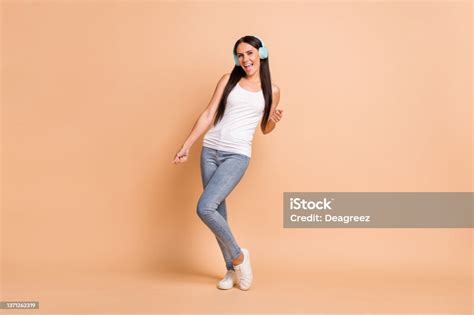 파스텔 베이지 색 배경에 고립 된 춤 헤드폰에 소녀의 전체 길이 사진 초상화 백인종에 대한 스톡 사진 및 기타 이미지 백인종 탱크톱 한 명의 여자만 Istock