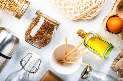 零浪費無塑膠和可持續的生活方式概念可回收可重複使用的環保袋包裝袋瓶子罐和儲物容器網狀袋白色背景複製空間頂部視圖 照片檔及更多 乾淨 照片