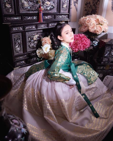 Hanbok에 있는 Refika Ergen님의 핀 전통 드레스 인도 드레스 한복 결혼식