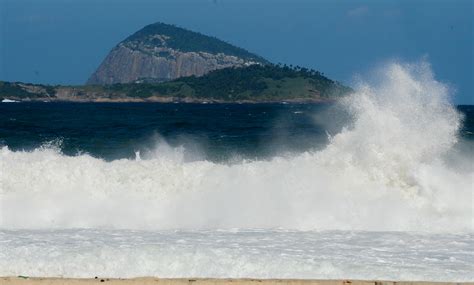 Ressaca Provoca Ondas De Até 4 Metros No Rio De Janeiro Agência Brasil