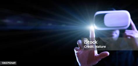 Vr 고글 가상 현실 어두운 배경에 3d 가상 현실 게임에 대한 디지털 헬멧에 젊은 남자 3d 시뮬레이션에서 연구 및 가상 세계를 연구할 수 있습니다 360도 촬영에 대한