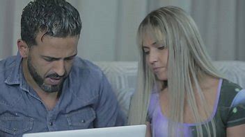 A la rubia le gusta engañar al marido seduciendo a los sirvientes