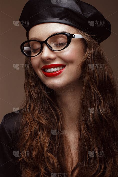 漂亮的女孩穿着时髦的衣服，戴着眼镜，性感的红唇。