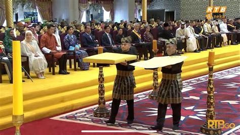 25 Foto Majlis Istiadat Bersanding Putera Mateen Dayang Anisha Rosnah